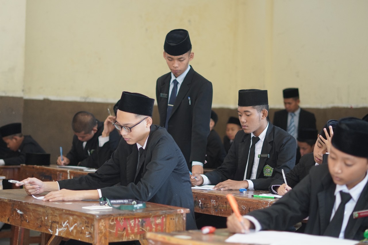 Ujian Syafahi dan Tahriri Pondok Modern Darul Hikmah Tulungagung - Pondok Modern Darul Hikmah